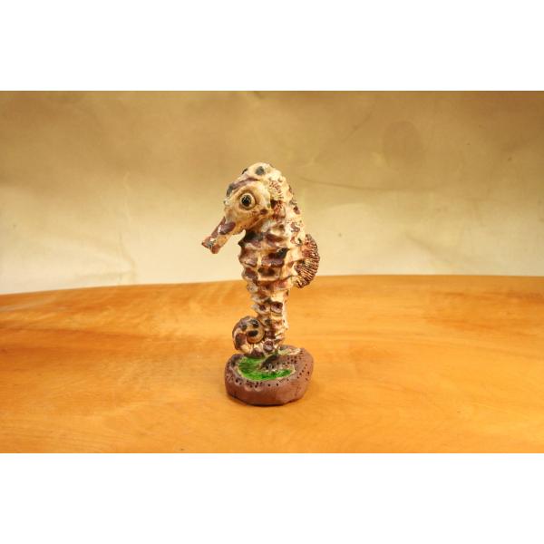 ”タツノオトシゴ”褐色タイプです。釉薬をかけない焼締です。ずんぐりした形になるように作りました。本体は信楽土に緑泥、黒泥、半磁器土で着色し、織部釉の斑点を数カ所つけました。台座には凹みをつけガラスを流してあります。本体と台座はステンレス棒で...