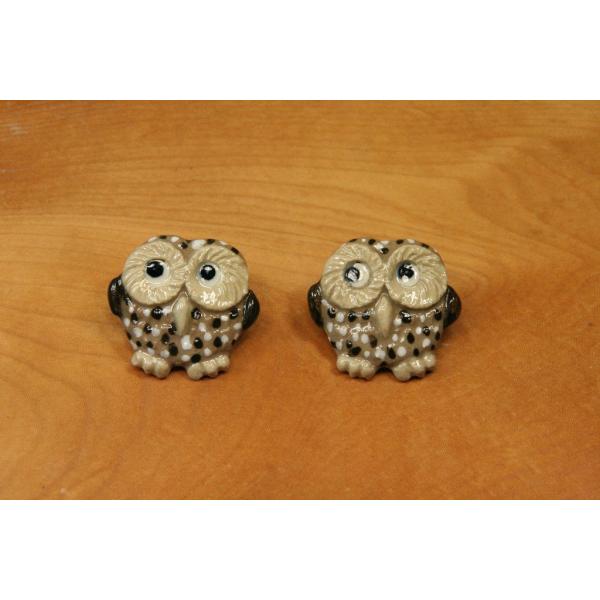 ※表示価格はボタン一個あたりの価格です。陶磁器のボタンです。ふくろうボタン大。サイズは約37x34mmです。３種類の粘土で作られており、下絵付けで模様が施されています。手作り品のため大きさは多少前後します。模様にも個々変化があります。了承の...