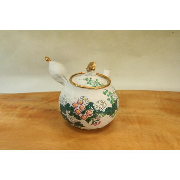 手捻り急須です。明治期に作られた「紙のように軽い」手捻り急須を手にしたときには大変驚きました。そこまでは行きませんが、現在作られているものでは実用性のある最軽量を目指して作っています。手捻り急須を作ることができる陶工はほとんどいなくなりまし...