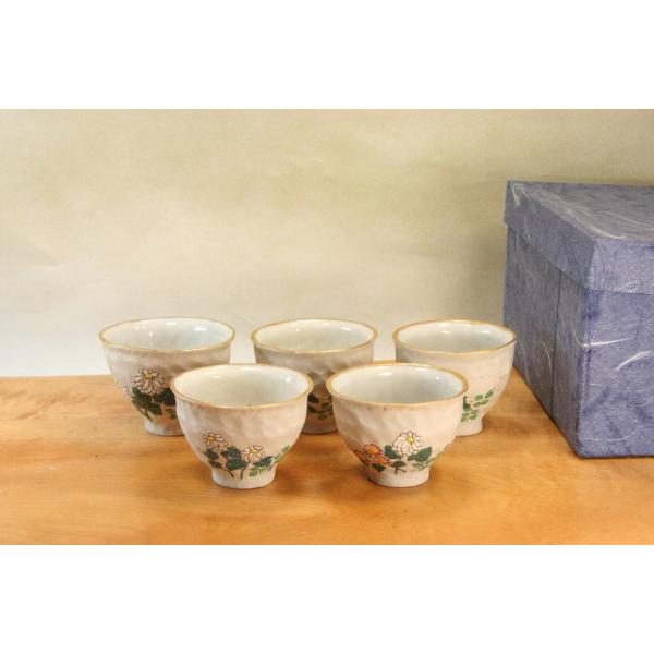 湯呑みです。「萬古 白泥手捻り 菊花紋急須」にあわせた菊花門の絵付けです。五個セットとなります。化粧箱入りです。手捻り急須を作ることができる陶工はほとんどいなくなりました。作れない理由の一つに近隣の山で採れていた可塑性の高い粘土の枯渇をあげ...