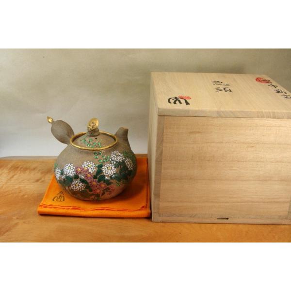 手捻り急須です。明治期に作られた「紙のように軽い」手捻り急須を手にしたときには大変驚きました。そこまでは行きませんが、現在作られているものでは実用性のある最軽量を目指して作っています。手捻り急須を作ることができる陶工はほとんどいなくなりまし...