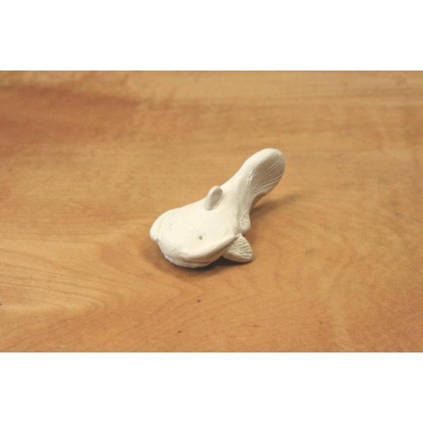 ナマズの作り物。白のみでも面白いかと思いアルピノイメージで作りました。釉薬をかけない焼締です。着色は粘土そのものの色です。半磁器土のみで作っています。本体・全長約5.5cm前後、高さ2.5cm前後、幅3.5cm前後。手作り、手びねり品のため...