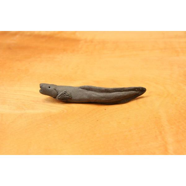 うなぎをイメージして作りました。釉薬をかけない焼締です。着色は粘土そのものの色です。黒泥・半磁器土で作っています。本体・全長約8cm前後、高さ1.5cm前後、幅1.5cm前後。手作り、手びねり品のため、個々にやや差があります。了承の上ご注文...
