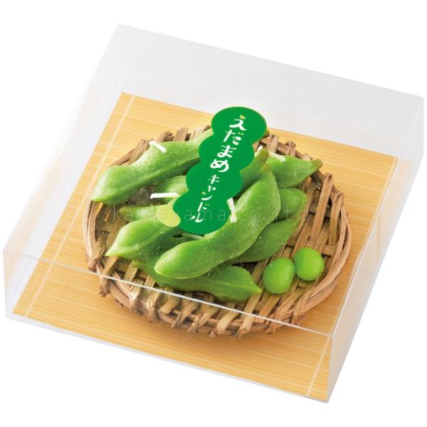 ザルもキャンドルもすべてハンドメイドの枝豆キャンドルです。ビールのおともには、やっぱりえだまめ！ビール、お酒のキャンドルと併せるとより一層、雰囲気が出ます。常に人気の「ミニジョッキ」に欠かせない相棒のおつまみ。ザルとさやから飛び出した豆まで...