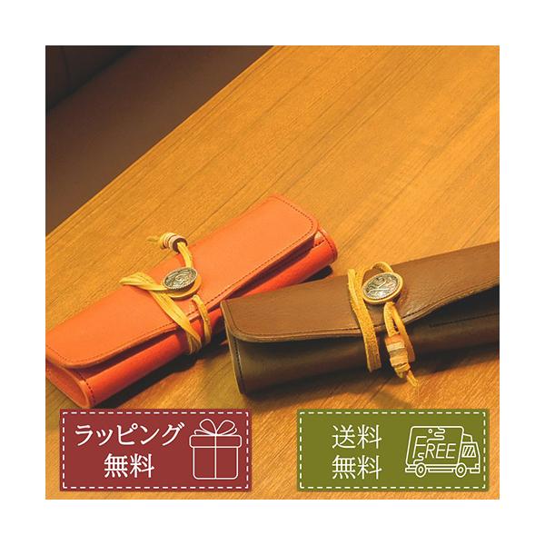 当店でしか買えない限定別注ロールペンケース！このペンケースはしっかりとした厚みのある牛ヌメ革に、アニリンと呼ばれる水性合成染料で染色仕上げを施すことにより透明度が高く、ヌメ革特有の自然な表面模様を活かせた作りになってます。ヌメ革は使うほどに...