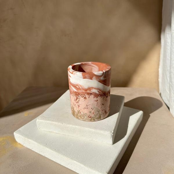 ◇ ジェスモナイト　ウッドチップペンスタンド ◇◎商品説明●サイズ　幅：約8cm　奥行：約8cm　高さ：約9.5cm●素材　　ジェスモナイト　木片※手作業で制作しておりますので作品ごとに色味や表情などに個体差がありますが、それも作品の味とし...