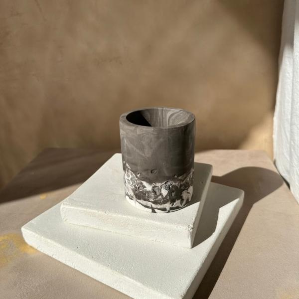 ◇ ジェスモナイト　モルタルチップペンスタンド ◇◎商品説明・サイズ　幅：約8cm　奥行：約8cm　高さ：約9.5cm　　・素材　　ジェスモナイト　モルタルチップ　※手作業で制作しておりますので作品ごとに色味や表情などに個体差がありますが、...