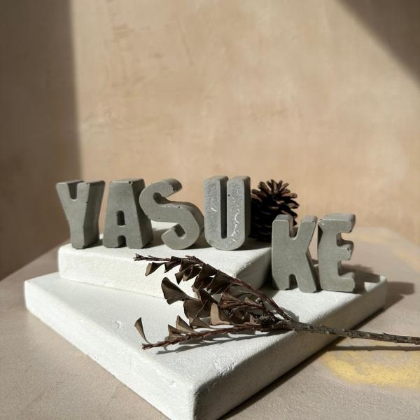 ◇ モルタル　アルファベット ◇◎商品説明・サイズ　幅：約3cm　奥行：約2cm　高さ：約5cm　　　　（M：幅4cm×高さ5cm）・素材　　モルタル※手作業で制作しておりますので作品ごとに色味や表情などに個体差がありますが、それも作品の味...