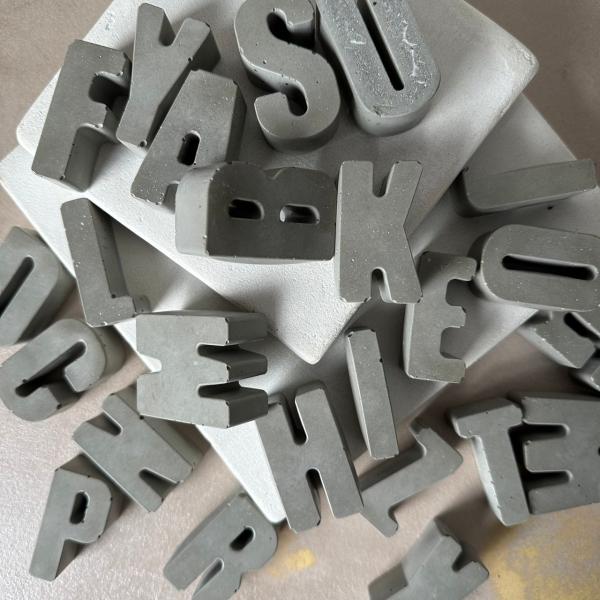 ◇ モルタル　アルファベット ◇◎商品説明・サイズ　幅：約3cm　奥行：約2cm　高さ：約5cm　　　　（Q：幅3cm×高さ6cm、W：幅5cm×高さ5cm）・素材　　モルタル※手作業で制作しておりますので作品ごとに色味や表情などに個体差が...