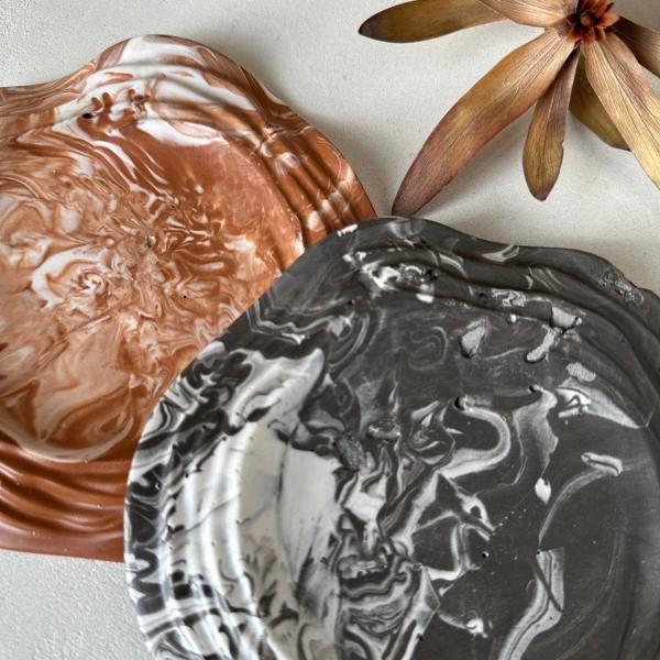 【発売日：2024年03月14日】◎商品説明・サイズ　直径：約15cm、厚さ：約1.5cm・カラー　ウッドチップテラコッタマーブル　　　　　モルタルチップグレーマーブル・素材　　ジェスモナイト、ウッドチップ、モルタルチップ※手作業で制作して...