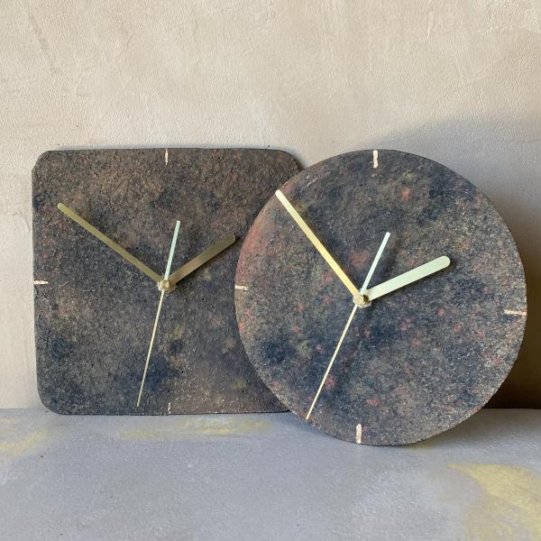 ◇ 錆塗装壁掛け時計 ◇◎商品説明・サイズ　サークル型 ⇒ 直径：約20cm、スクエア型 ⇒ 約20cm角・素材　木材、モルタル・電池　単三電池×1デザインモルタルを使用した錆調の時計ですので、実際に錆びてはいません。※手作業で制作しており...