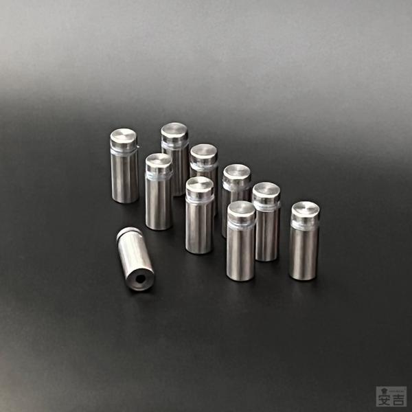 【サイズ】約φ12mm×30mm【入数】10【材質】本体:ステンレスSUS304/ネジ部:スチール(クロムメッキ)壁面とサインとの間にスペーサーを使用することで、壁面からサインを浮かせて取り付けることが可能です。手回しで取り外せるため、効率...