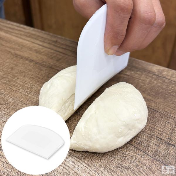 製菓・製パン作業に欠かせないスケッパー（ドレッジ）。生地の切り分け、混ぜ合わせ、台やボウルの生地集めなど、幅広い工程で活躍する定番の製菓道具・製パン道具です。本体はエンボス加工仕上げで、生地が貼り付きにくく、作業効率をしっかりサポート。かま...