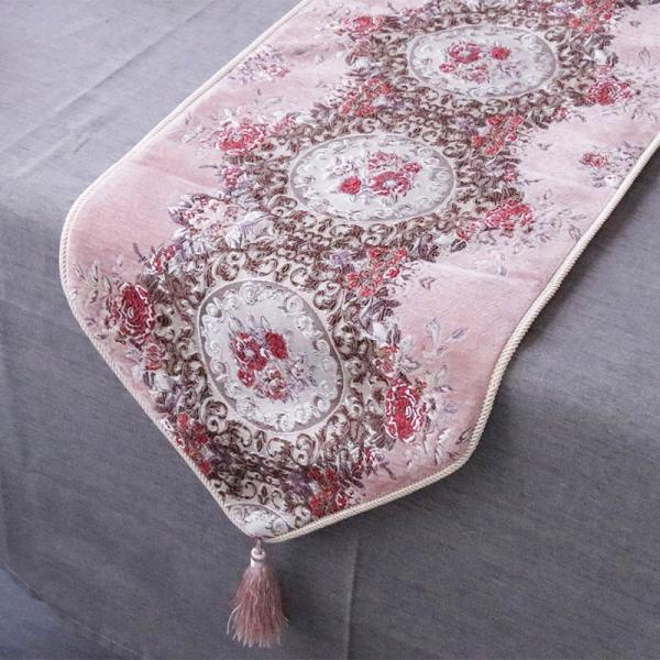 商品名：トリアノン テーブルランナーカラー：グリーン、ピンクサイズ：幅31.5×長さ136cm材質：ポリエステル生産国：中国お届け方法：宅配便注意事項写真撮影時の光の加減により実際の色と若干異なる場合がございます。製造工程上、多少の柄のズレ...