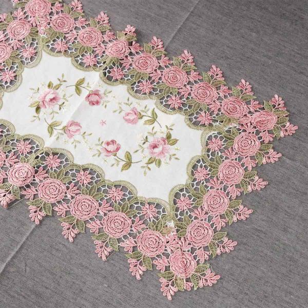 デザイン：イングリッシュレース商品名：トップクロスSサイズ：幅35×長さ50cm材質(生地)綿100％(刺繍上糸)レーヨン100％(刺繍下糸)ポリエステル100％生産国：中国お届け方法：追跡可能メール便注意事項写真撮影時の光の加減により実際...