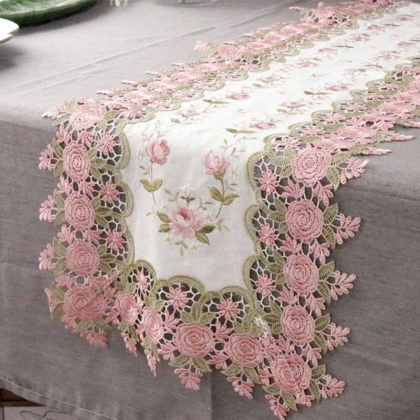 デザイン：イングリッシュレース商品名：トップクロスLサイズ：幅35×長さ120cm材質(生地)綿100％(刺繍上糸)レーヨン100％(刺繍下糸)ポリエステル100％生産国：中国お届け方法：追跡可能メール便注意事項写真撮影時の光の加減により実...