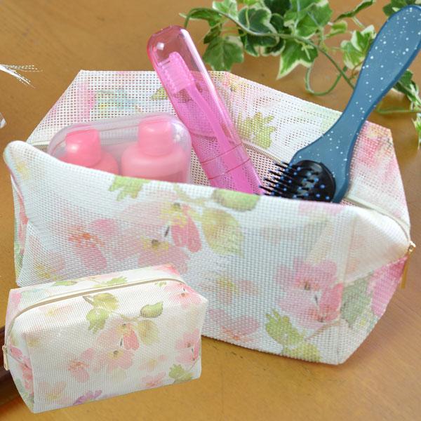 フローラルメッシュ 化粧ポーチサイズ:W21×H11.5×D9.5cm材質:ポリ塩化ビニル生産国:中国おススメ旅行ポーチ、化粧ポーチ、バッグインバッグなどに。ギフト包装不可お届け方法追跡可能メール便