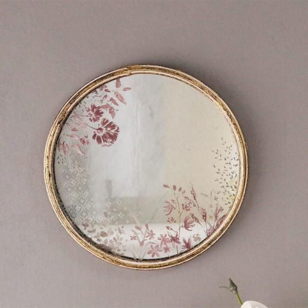 ブランド：Mathilde M. / マチルドエム商品名：ミラーサイズ：横幅25×高さ25cm材質：金属、ガラス生産国：中国お届け方法：宅配便注意事項写真撮影時の光の加減により実際の色と若干異なる場合がございます。アンティーク加工が施されて...