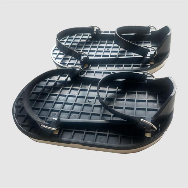 【特徴】土間の仕上げ作業に。体重がシューズ面積に分散され、足跡が残らないので仕上げが美しく楽に早く仕上がります。履き心地抜群、軽いため足が疲れません。靴を履いたまま脱着ワンタッチが可能です。【仕様】重量：　　350ｇ（片足）素材：　　スポン...