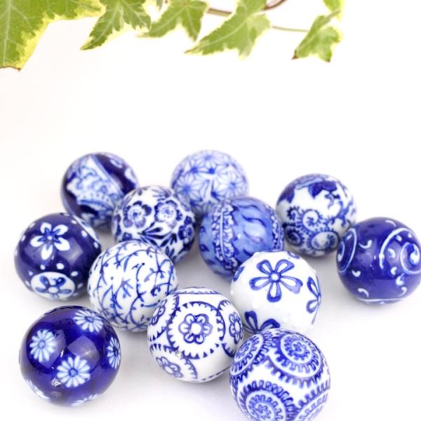 【サイズ】直径3cm【素材】陶器【コメント】陶器の浮き玉Sサイズ。かわいい藍色の染め柄です。水に浮くので、睡蓮鉢や金魚・めだかの水槽に最適です。S、M、Lの3サイズご用意しておりますのでサイズ違いでいくつも浮かべてもいいですね！アソート販売...