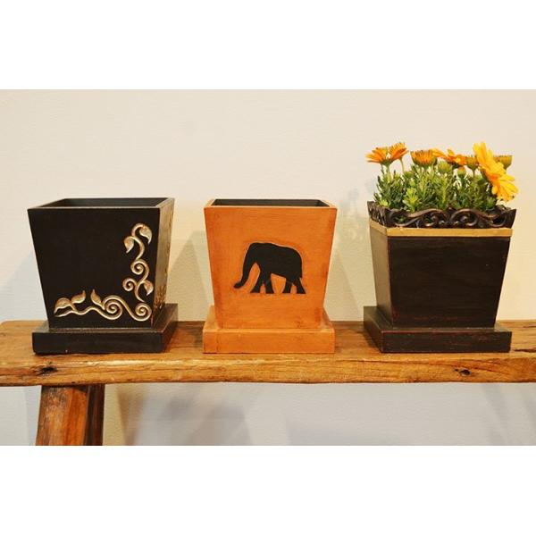 【サイズ】・外寸サイズ：幅１８cm 奥行１８cm 高さ２０cm・内寸サイズ：幅15.5cm 奥行15.5cm 高さ16.5cm【素材】MDF材【コメント】バリ島から3柄の鉢カバーが入荷しました♪こちらは3号〜5号鉢のサイズになります。柄は4...