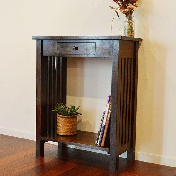 【サイズ】・本体サイズ：幅６０ｃｍ　奥行３０ｃｍ　高さ７５ｃｍ・引き出し内寸：幅20ｃｍ　奥行20cm　深さ5cm【素材】・本体：チーク材・取っ手金具：真鍮製【コメント】チーク材のモダンデザインのコンソールデスクが入荷しました。アンティーク...