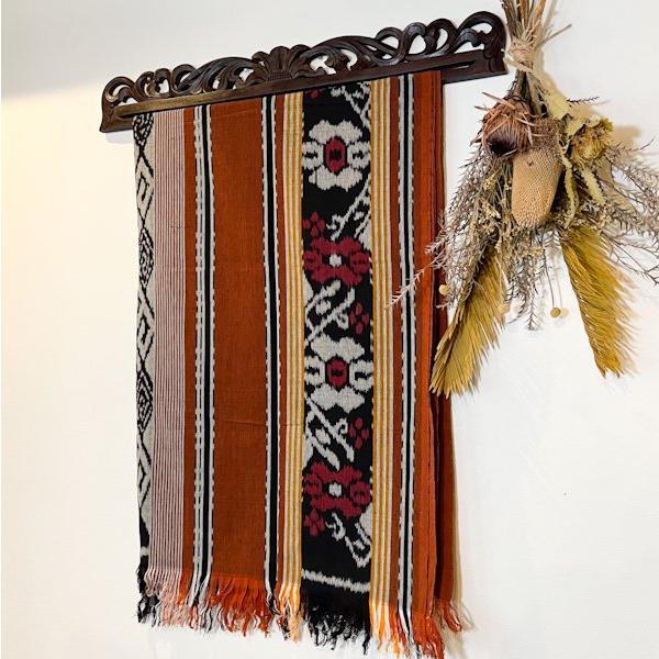 【サイズ】幅約１２０ｃｍ×長さ約２４０ｃｍ×（フリンジを含む）【素材】綿（布）【コメント】バリ島伝統の織物イカット☆彡ホワイト＆グレーのお色はお部屋に馴染みやすいです?バリのリゾートホテルのようなお部屋にしたいときは欠かせないアイテム！テー...