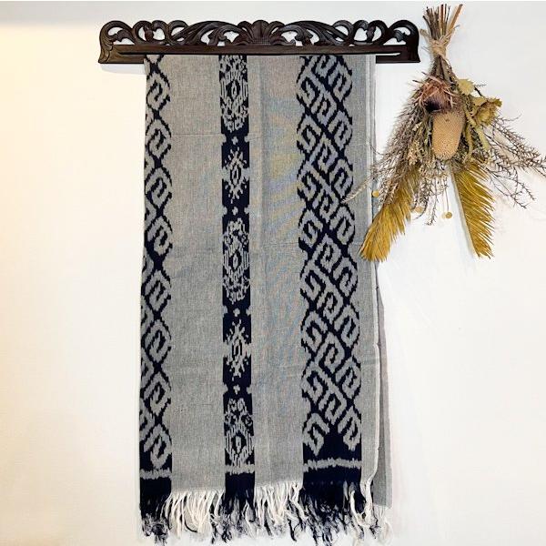【サイズ】幅約１２０ｃｍ×長さ約２４０ｃｍ×（フリンジを含む）【素材】綿（布）【コメント】バリ島伝統の織物イカット☆彡ホワイト＆グレーのお色はお部屋に馴染みやすいです?バリのリゾートホテルのようなお部屋にしたいときは欠かせないアイテム！テー...
