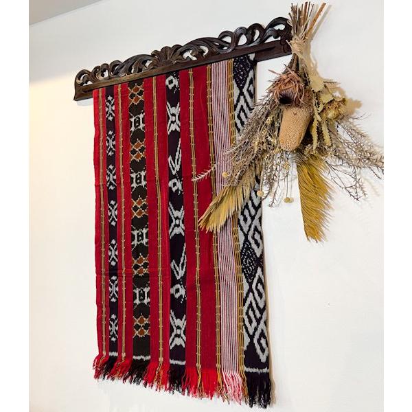 【サイズ】幅約１２０ｃｍ×長さ約２４０ｃｍ×（フリンジを含む）【素材】綿（布）【コメント】バリ島伝統の織物イカット☆彡ホワイト＆グレーのお色はお部屋に馴染みやすいです?バリのリゾートホテルのようなお部屋にしたいときは欠かせないアイテム！テー...