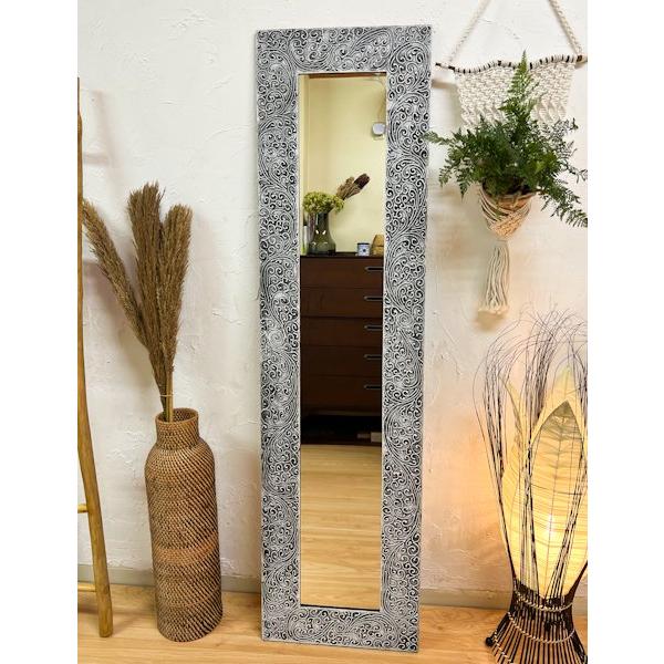 人気の姿見シリーズに新しい柄が入荷しました☆派手な色では無く、落ち着いた大人なシルバーです！！アジアンなインテリアにもリゾートなインテリアにも、アンティーク調の家具達にもマッチするとても素敵なカラーです。表面には手描きでバリ島の花や蔓をイメ...