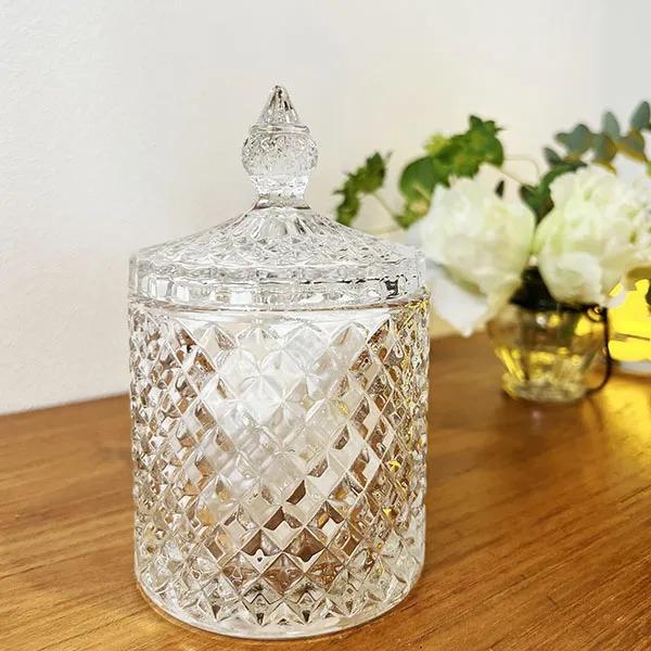 立体感のある模様が美しいガラスポットが登場しました！ピアスや指輪などのアクセサリー小物や、雑貨小物や綿棒やキャンディーを可愛く収納してくれます。私のおすすめはキャンドルホルダーです！LEDキャンドルならば蓋を閉めて置いても、問題無いので、ガ...