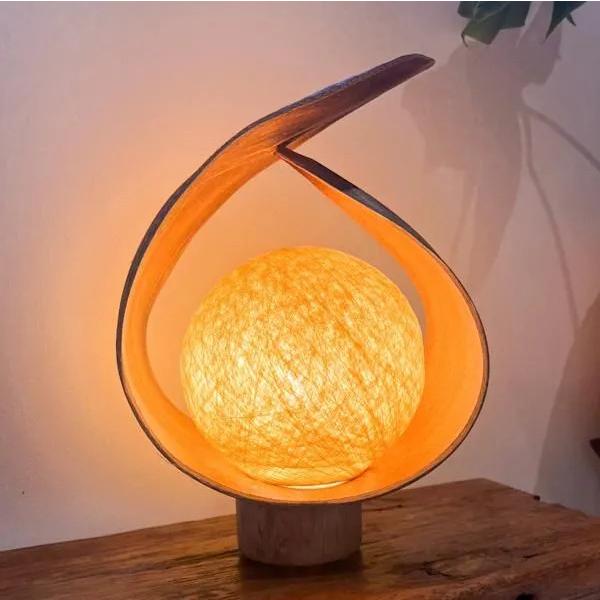 バリ島からヤシの葉をそのまま使ったかわいいランプが入荷しました☆ヤシの葉を曲げて作られたナチュラル感たっぷりなランプです。センターに月の様な灯りを灯すシェードを設置しておりますので、優しい柔らかい明かりが灯ります。電源ソケットは安心の日本製...
