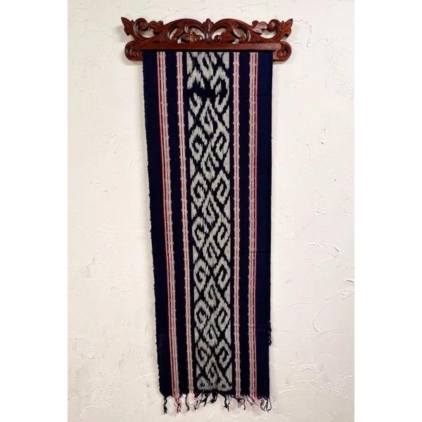 バリ島伝統の織物イカット☆彡バリのリゾートホテルのようなお部屋にしたいときは欠かせないアイテム！テーブルセンター、壁に掛けたり、イカットは様々なシーンでお役に立ちます！一つ一つ、手織りで出来ており、とてもぬくもりがあるバリイカットは一枚作る...