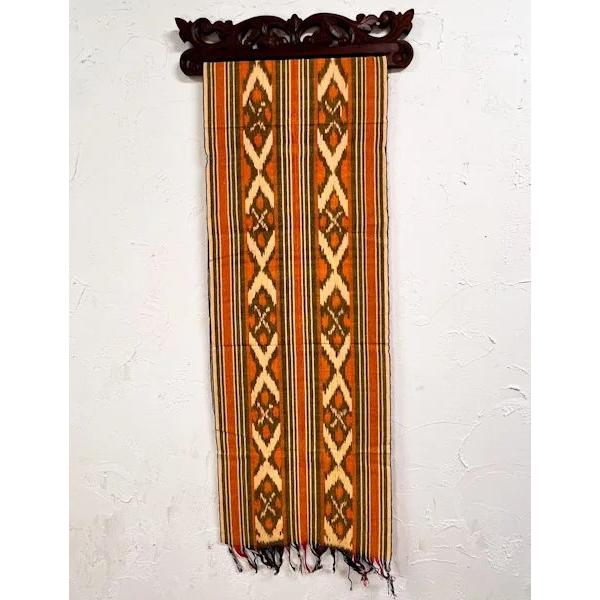 バリ島伝統の織物イカット☆彡バリのリゾートホテルのようなお部屋にしたいときは欠かせないアイテム！テーブルセンター、壁に掛けたり、イカットは様々なシーンでお役に立ちます！一つ一つ、手織りで出来ており、とてもぬくもりがあるバリイカットは一枚作る...