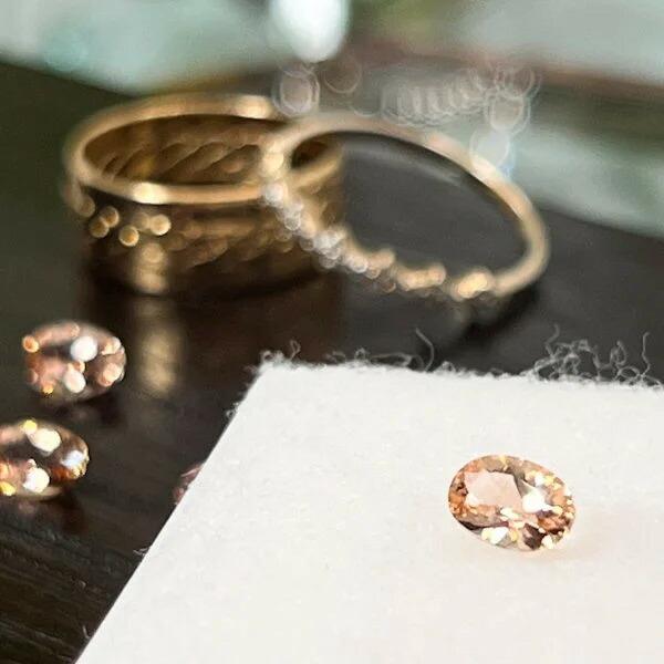 トパーズの中でも、特に「インペリアル」（皇帝）の名を冠するインペリアルトパーズです。インペリアルトパーズは11月の誕生石です。インペリアルトパーズの石言葉は「友情、希望、潔白」です。この中でも、「友情」には、歴史上よく知られる3人の女性が大...