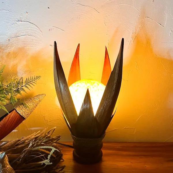 バリ島からヤシの葉をそのまま使ったかわいいランプが入荷しました☆ナチュラル感たっぷりなランプです。センターに月の様な灯りを灯すシェードを設置しておりますので、優しい柔らかい明かりが灯ります。電源ソケットは安心の日本製を仕様しており、LED電...