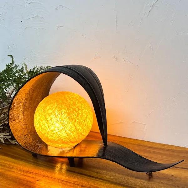 バリ島からヤシの葉をそのまま使ったかわいいランプが入荷しました☆ナチュラル感たっぷりなランプです。センターに月の様な灯りを灯すシェードを設置しておりますので、優しい柔らかい明かりが灯ります。電源ソケットは安心の日本製を仕様しており、LED電...