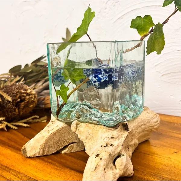 大人気！新しい流木ガラスポットがバリ島から入荷しました！☆天然の流木のくぼみにバリ島のクリアブルーのガラスを流し込んでひとつひとつ手作りされた小さなガラスポットです。流木に合わせてガラスポットを作りますので、個々に形状が違い個性溢れます！そ...