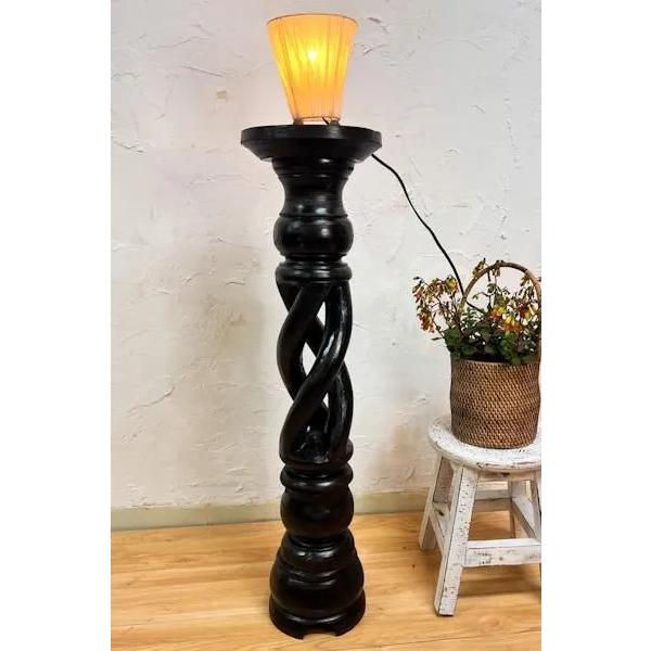 バリ島から人気のトルネード彫刻の花台が再入荷しました。ネジレた彫刻が凝ったアンティーク調の花台です！人気商品でしたが、製作上の問題から一時販売を停止しておりましたが、復活しました花台やソファーサイドテーブル、コラムオブジェやしても活躍します...