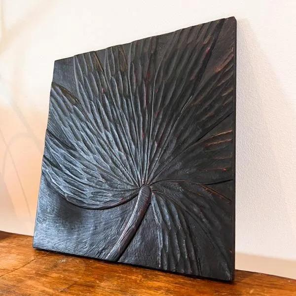 バリ島よりおしゃれなオブジェが入荷しました！！大きいヤシの葉の柄が1枚彫刻されたカワイイ壁掛けオブジェです☆彡ブラック＆レッドカラーで模様も凹凸がありますので立体的で高級感がございます。シックな落ち着いた色味と柄ですので、どのお部屋にもマッ...