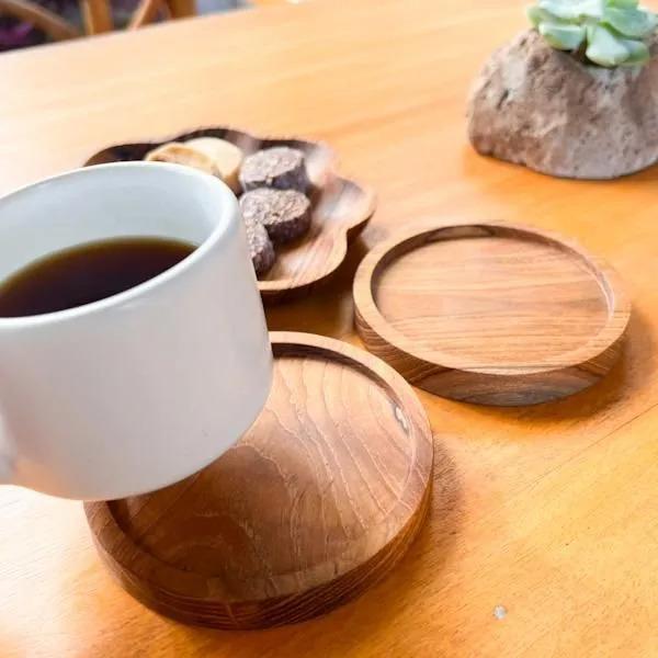 とても人気の高いバリ島の特産チーク製のコースターです。安心の天然素材で作られた丈夫な食器になります！チーク材は古来より、高級家具や、ヨットなどの船舶の甲板材などで重宝された、水にも強く、耐久性の高い素材になります。天然の木材の温かみたっぷり...