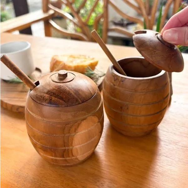 チーク材のシュガーポットです！シュガーだけでなく、様々な用途で使えるとても便利な商品です。また、なんといっても可愛いすぎるデザインでリビングにもキッチンにも置いてあるだけでかわいいいい！スプーンもSETでございます！安心の天然素材で作られた...