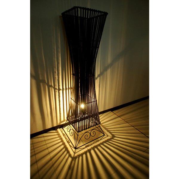 アジアンランプの中でも人気のバンブー素材のランプです☆すっきりとしたシルエットからお部屋中にバンブーの間からもれだす光りと影がとても綺麗で癒しを 与えてくれます♪さらにランプ上部には当店定番の花台が設置されていおります☆ランプとしてだけでな...