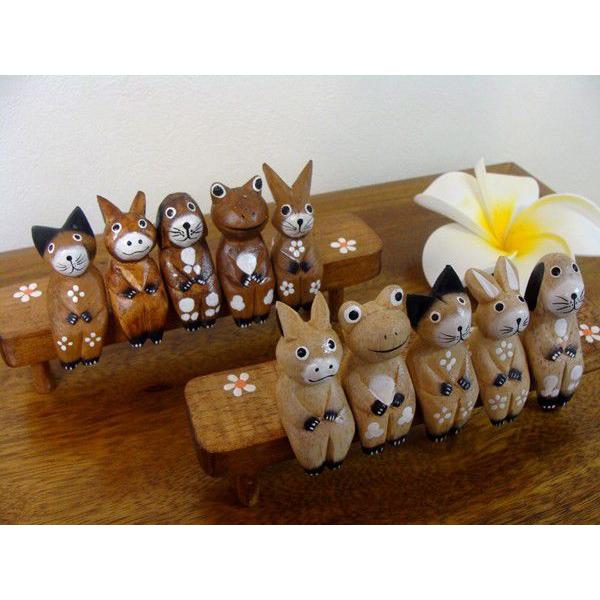 人気のネコちゃんから始まりカエルさんワンちゃんウサギさんブタさんと５つのアニマルが専用のベンチに座ったセットです☆とてもナチュラル感たっ ぷりでアニマルそれぞれがとてもキュートで癒されます♪当初は店頭用のオブジェでございましたが、お客様のご...