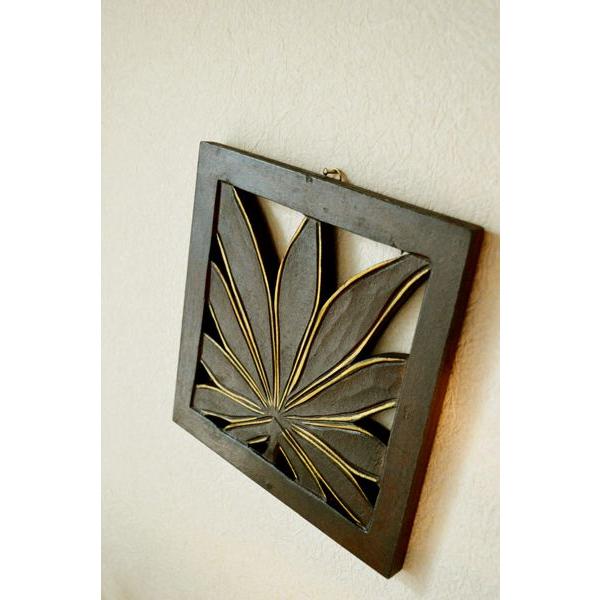バリ島より素敵なウッドレリーフ☆ゴールドとブラウンの色合いがとても大人なレリーフです。とても軽量ですので簡単に壁に掛けることが出来ます！もちろん壁掛け用のフック付きですので、ご到着後すぐにご自宅にディスプレイ出来ます！【外寸】幅２０ｃm×奥...
