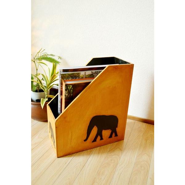 人気のゾウ柄から便利なA４ファイルラック型☆<br /><br />側面の両サイドと全面の３面にゾウ柄の彫刻が彫られております！<br /><br />深さがありますので安定感があり、便利なA...