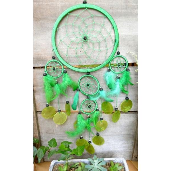 【サイズ】■サイズ：幅１６.５ｃｍ　奥行１ｃｍ　高さ４３ｃｍ（吊るす部分を含めると５４cm）【素材】-【コメント】■癒し系グリーンのドリームキャッチャー登場！シェルもふわふわの羽もとっても素敵です★ドリームキャッチャーは「悪い夢は網目に引っ...