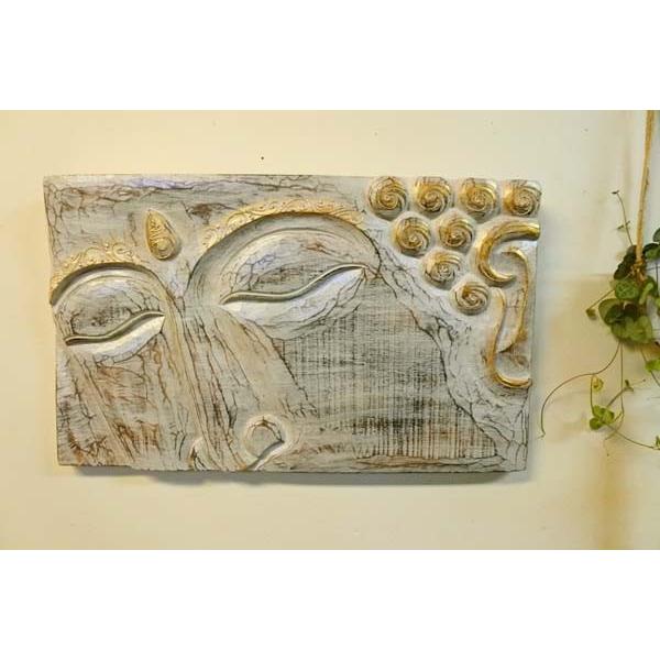【サイズ】■サイズ：幅５０ｃｍ×奥行２ｃｍ×高さ３０ｃｍ【素材】■材質：天然木【コメント】■当店人気のブッダレリーフに新色が入荷しました！ホワイトウォッシュとゴールドの色合いが絶妙で、優しい表情のブッダに癒されます。ブッダの額はキラリ☆と輝...