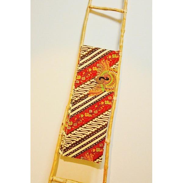 【サイズ】■バティック布サイズ：約・幅２００ｃｍ×１１０ｃｍ【素材】■材質：コットン【コメント】■個性的なバティッククロスが新入荷いたしました☆色鮮やかなクジャク模様と伝統的な柄がとても高級感があります。大きくて使い勝手のいいインドネシアの...