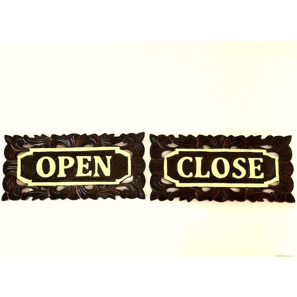 【サイズ】■サイズ：幅３０ｃｍ×奥行１ｃｍ×高さ１４ｃｍ【素材】■材質：天然木、フック【コメント】■アジアンな看板が入荷しました！！アジアンリーフの彫刻とゴールドの文字がとてもおしゃれです。OPENとCLOSEの２種類ご用意しておりますので...
